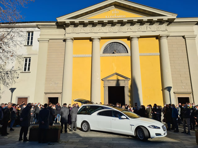 Malgrate: sulle note di 'Who Wants To Live Forever' l'ultimo saluto a Stefano Buffoni, 35 anni ...