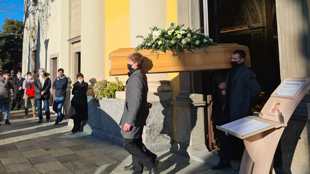 Malgrate: sulle note di 'Who Wants To Live Forever' l'ultimo saluto a Stefano Buffoni, 35 anni ...